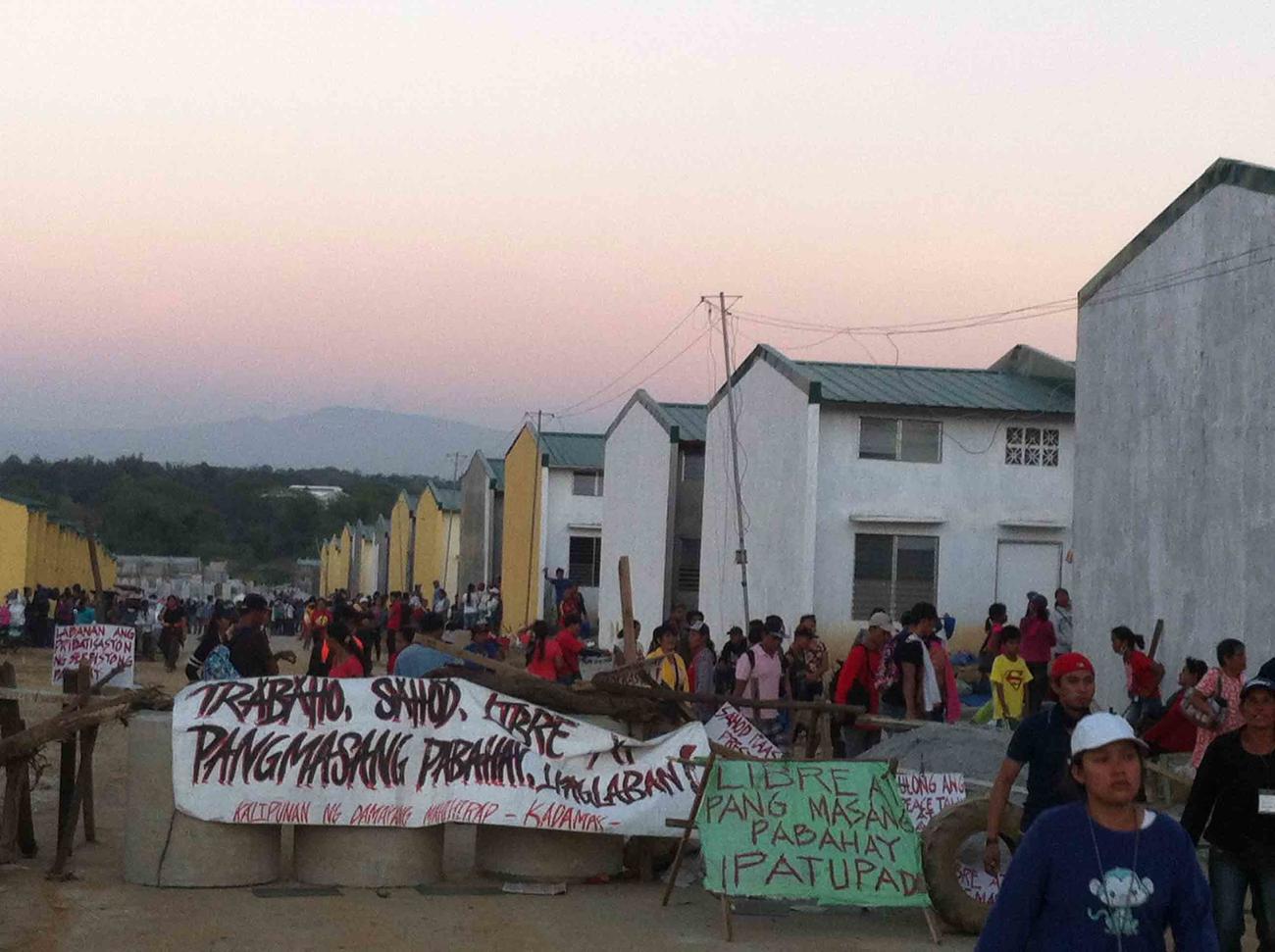 Urban poor Filipinos make history: #OccupyBulacan 6.000 vacant houses ...